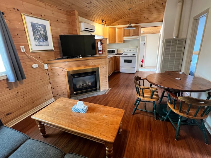 Two-bedroom Cabin/3 Minutes To Beach - Wasaga Beach