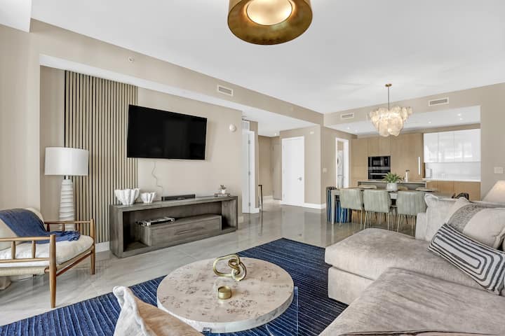 5 Star Beachfront Luxury Condo 2bd/2ba - Riviera Beach, FL