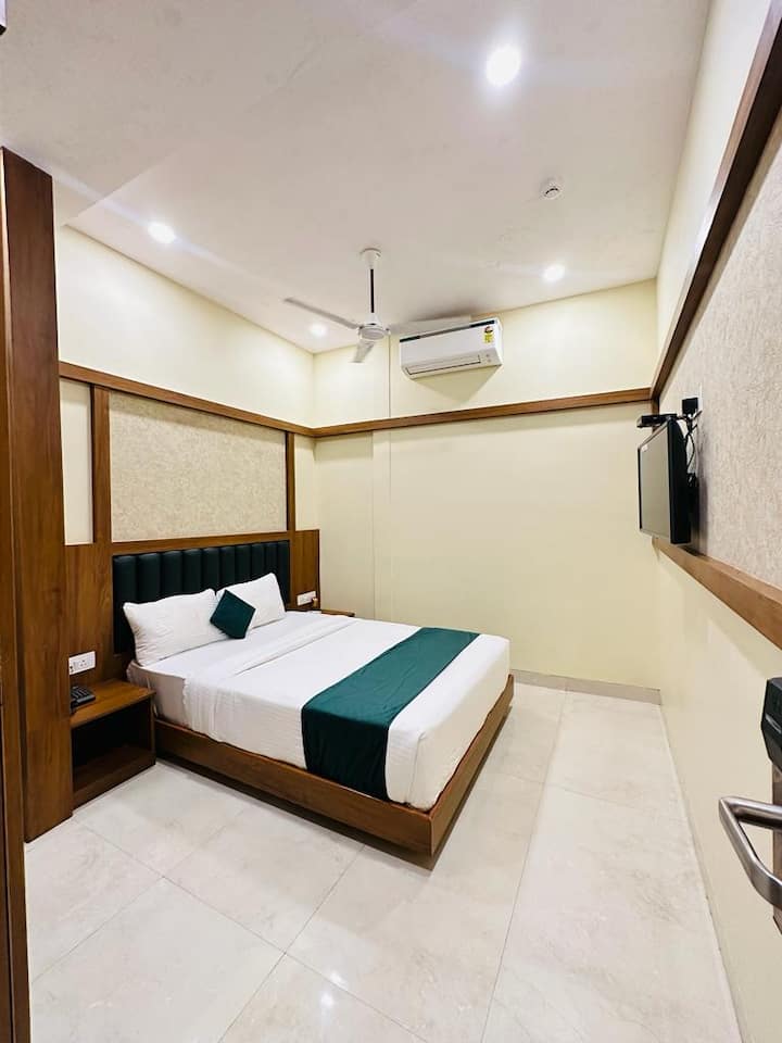 Hotel Located Near Us Embassy. - Mumbai