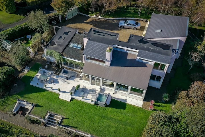 Spacious 6 Bed Home With Hot Tub - Waterford