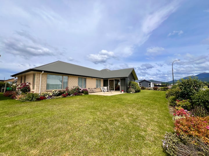 Spacious 4-bed Home With Views - Te Anau