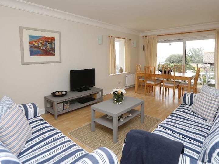 Two Bed Flat, Sea View & Parking - Falmouth