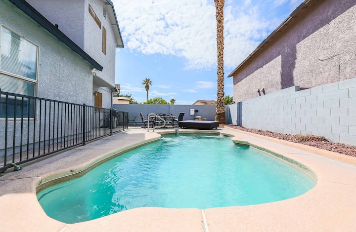 Vegas Living: Gorgeous Home W/ Pool Near The Strip - Las Vegas
