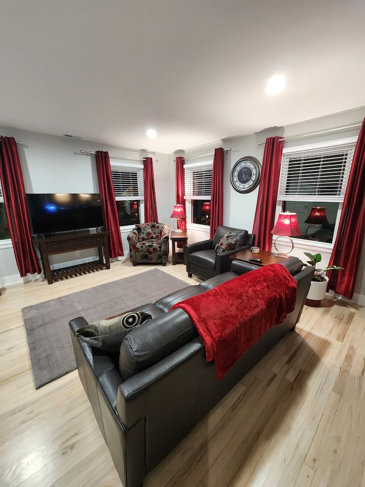 Bright & Modern: Midtown Retreat - 오마하