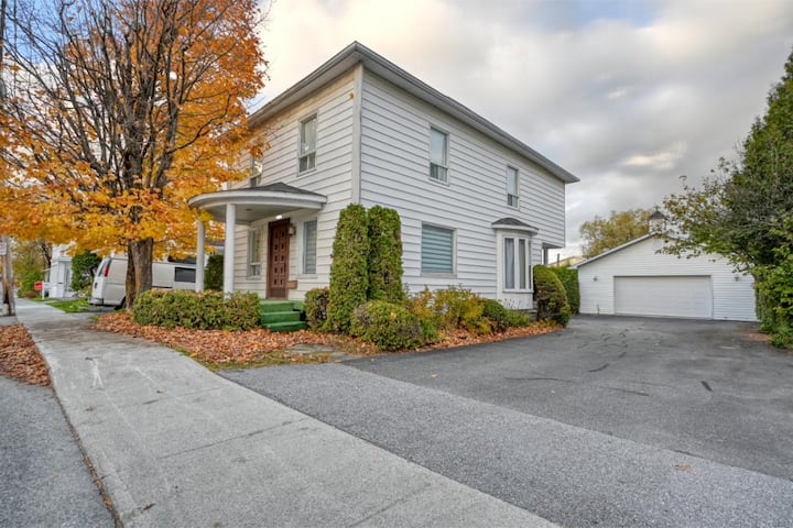 Belle Grande Maison 5 Ch.+ Clim + Terrasse+ Cour - Thetford Mines