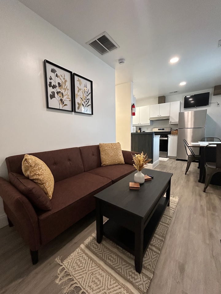 Charming 1 Bedroom Apt In Sycamore - DeKalb, IL
