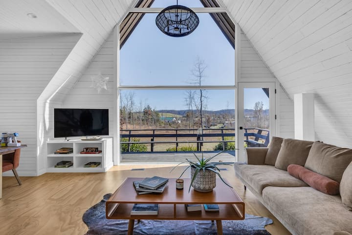 Modern 4 Br A-frame On 
21 Beautiful Acres W/view - Chattanooga, TN