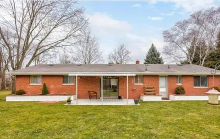 The 4 Bedroom Retreat - Saginaw Twp - Saginaw, MI