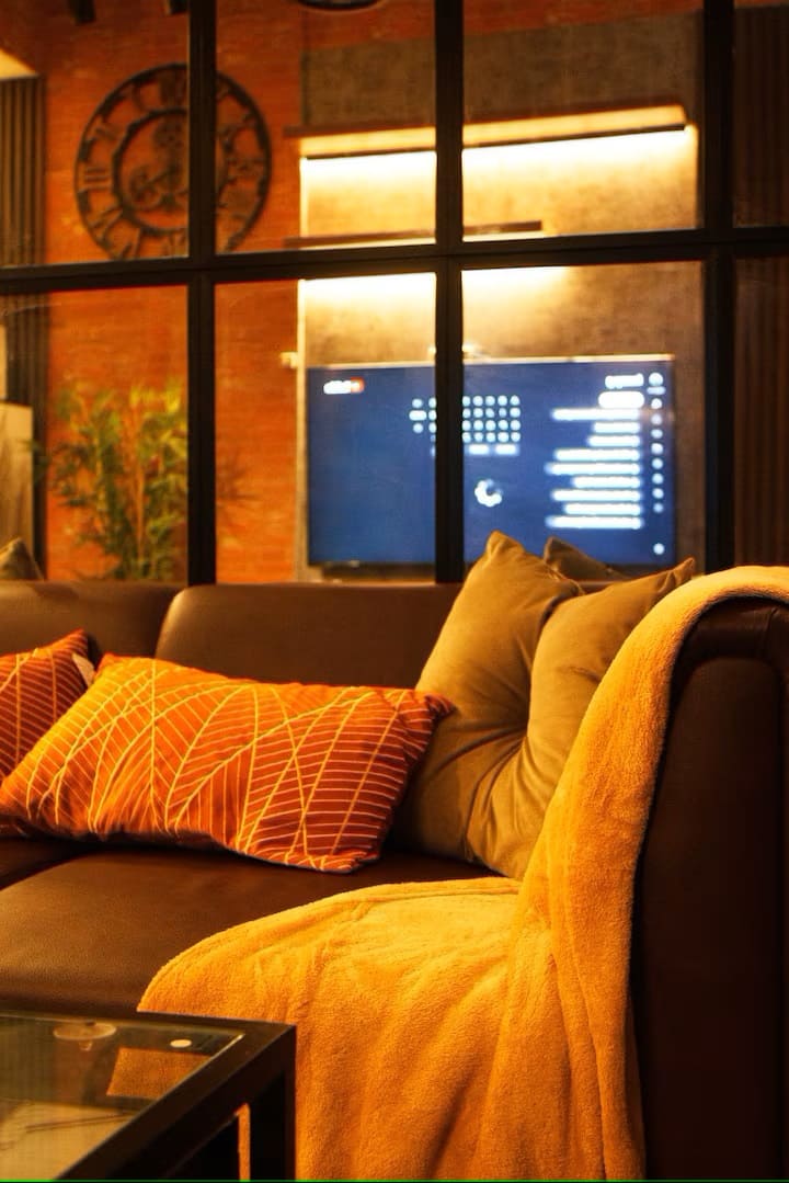 The Brick & Wood Suite: Industrial Haven In Makati - Manille