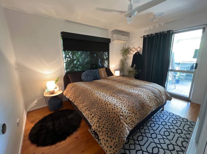 The Retreat-ks Bed & Deck Access - Moranbah