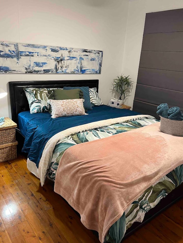 The Retreat - Queen Bedroom With Blackout Blinds - Moranbah
