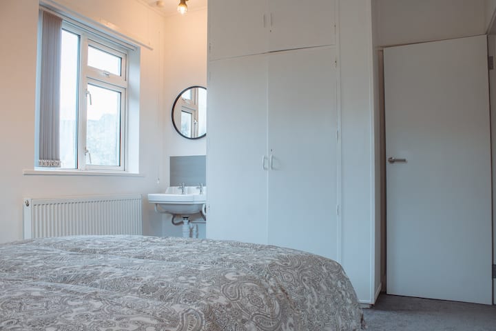 Spacious 4-bed Flat - 10 Mins To City Centre - Leeds