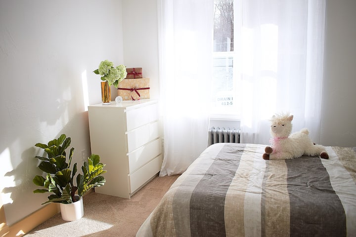 "The Pittsburgh Nest : Cozy & Central" - Pittsburgh, PA