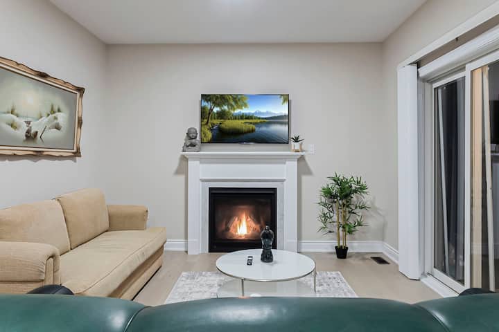 Natures Oasis: Modern 4b/2.5b,5g,kitchen,parking! - Uxbridge, ON, Canada