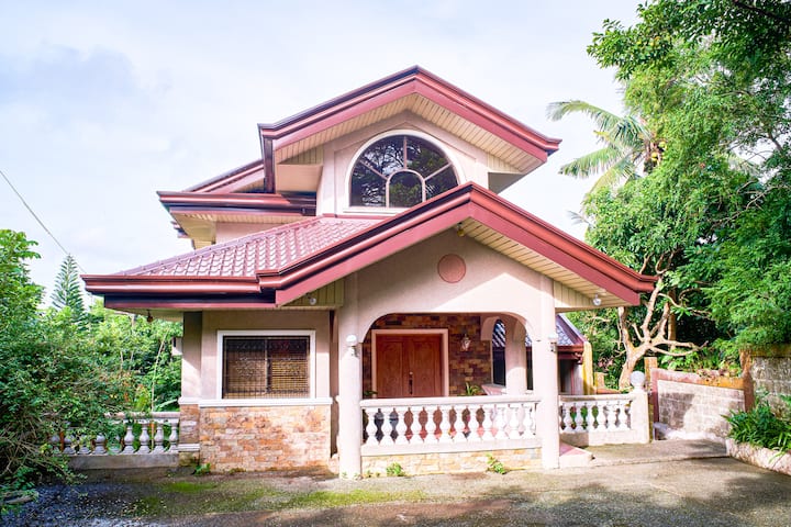 Rustic Tagaytay Home: Billiards, Ktv, & Courtyard - Alfonso