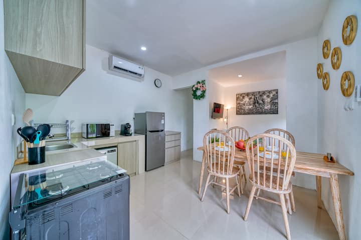 2 Bed Family Friendly Apartment With Bathtub - Sanur