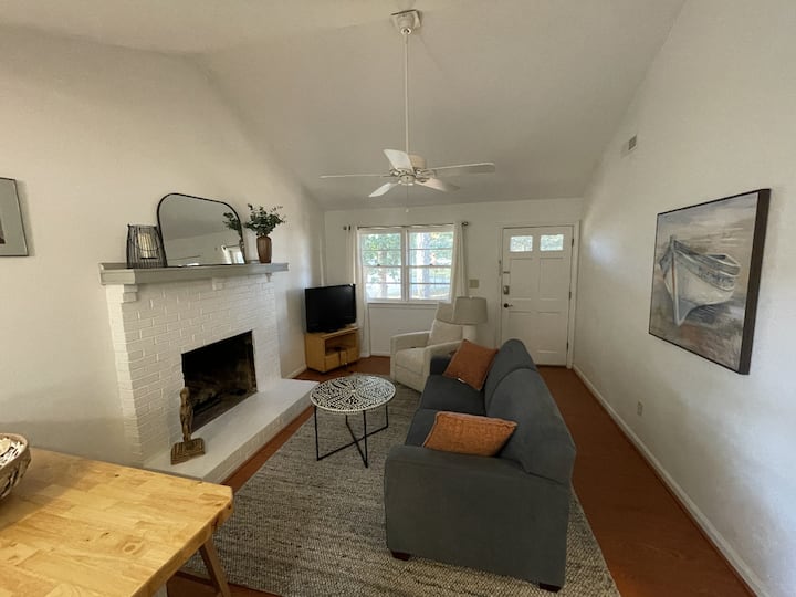 Cozy Bungalow Close To Beach - Virginia Beach, VA