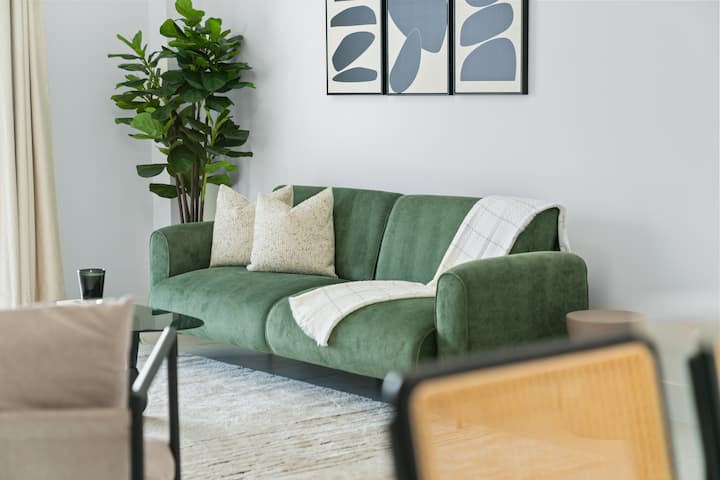 Walkable Downtown Hollywood | Pool & Gym |King Bed - Hollywood, FL