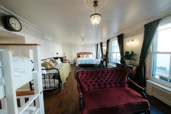 The Doghouse Inn Family Room - Hastings