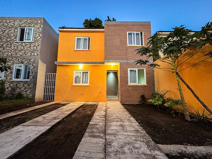 Casa Completa, Zona Centrica, Ideal Para 6 - Escuintla