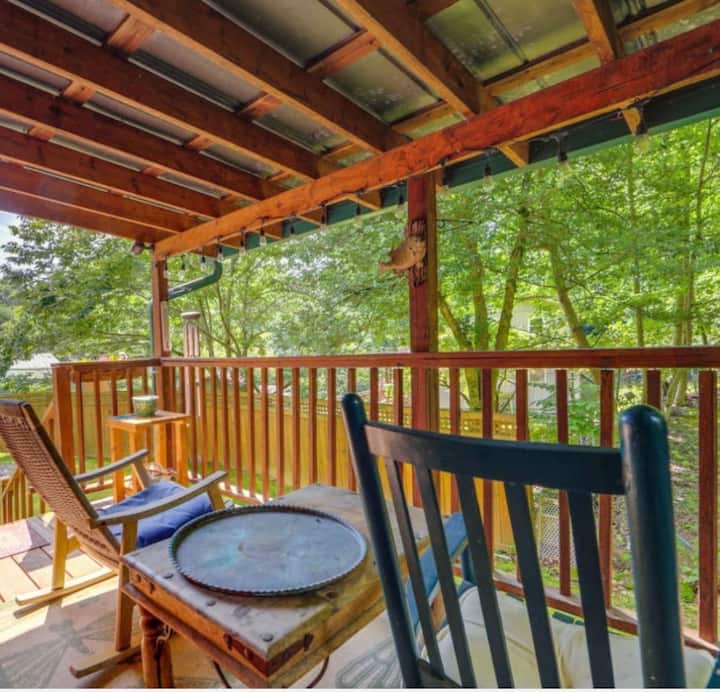 Cozy Cabin With Pond & Fire-pit - Waynesville, NC