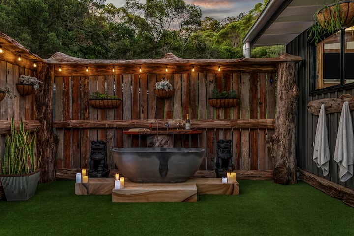 Outdoor Bath | Firepit | Private Luxury Cabin - Queensland