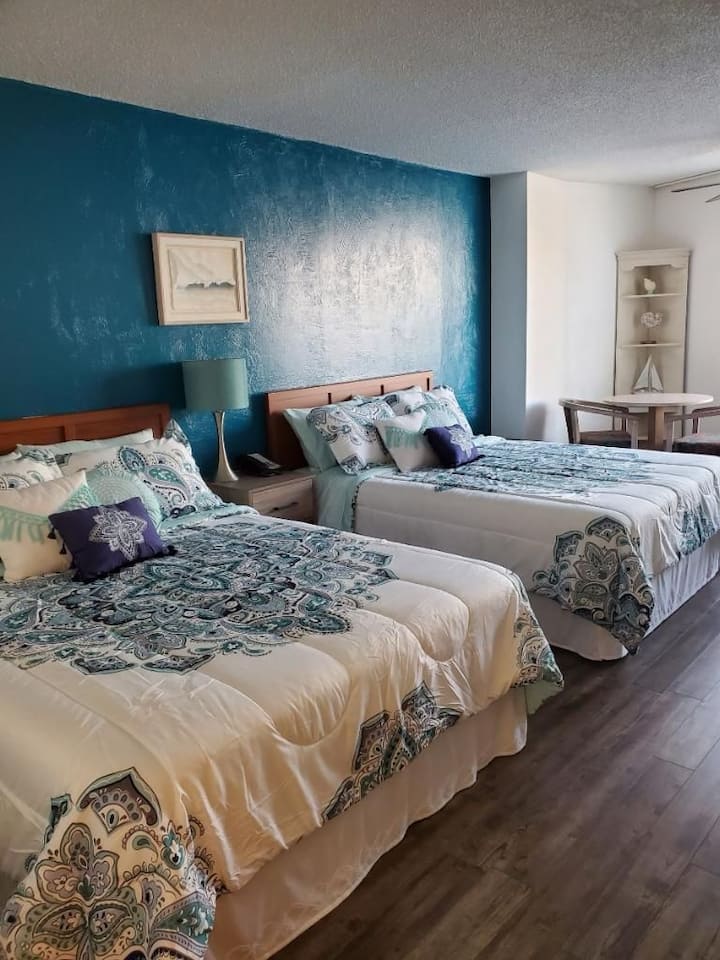 Beautiful Charming Beach Condo - Daytona Beach, FL