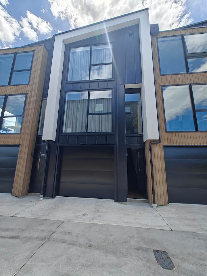 Hagley Park Grand Townhouse L 3 Bdrms Plus Garage - Christchurch
