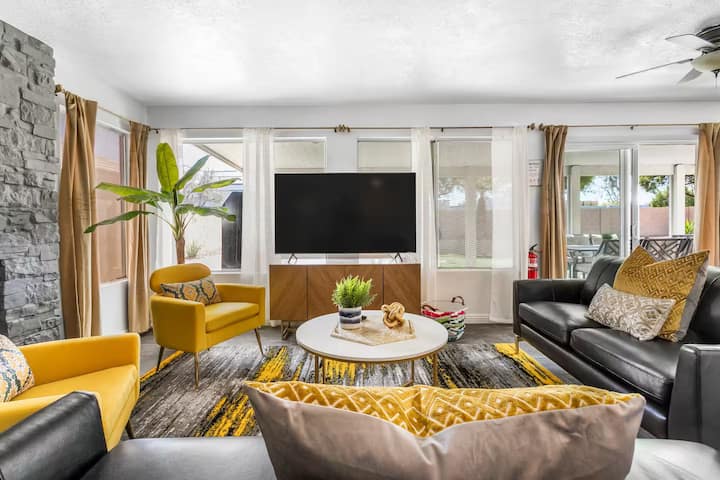 Extravagant 4bd Home W/ Hot Tub & Pool Table! - North Las Vegas, NV