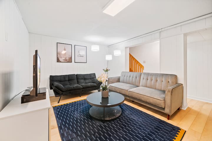 Updated 2 Bedroom Spacious Unit In Bayview Village - Toronto