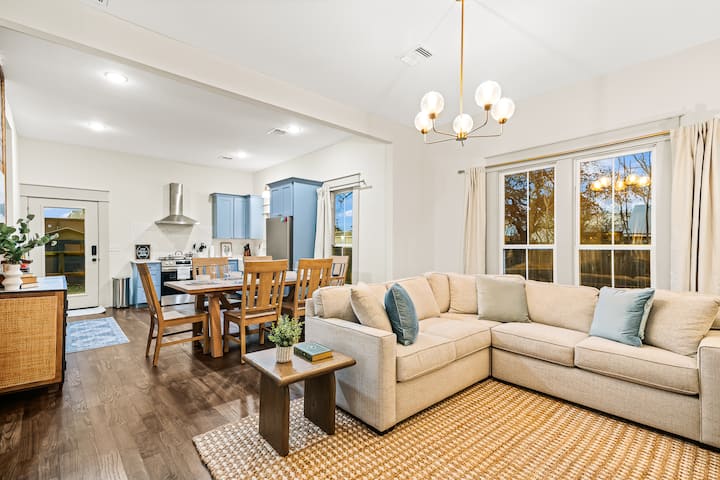 Walk To Downtown Weatherford + Hot Tub | Sleeps 8 - Weatherford, TX