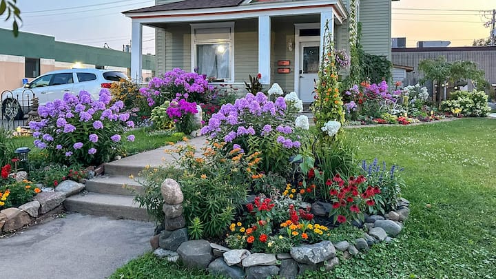 Victorian Downtown Gem, Private Sauna, King Beds - Skogman Lake, MN