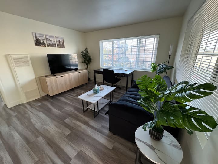 Cozy Noho Hideaway - Los Angeles, CA