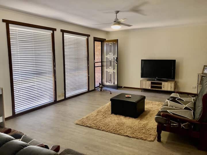 Annie B Lodge Sleeps 10-4 Bedrooms- 6 Beds - Mildura