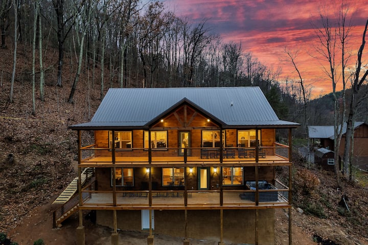 Smoky Mountain Cabin | Hot Tub, Game Room, Theater - Townsend, TN
