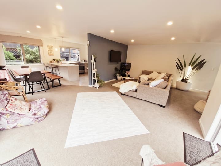 Modern Sunny Townhouse By Beach - Papamoa