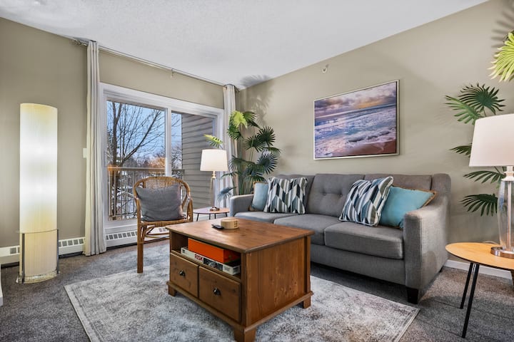 Stylish 2 Bed Apartment | Close To Dt - Saint Albert