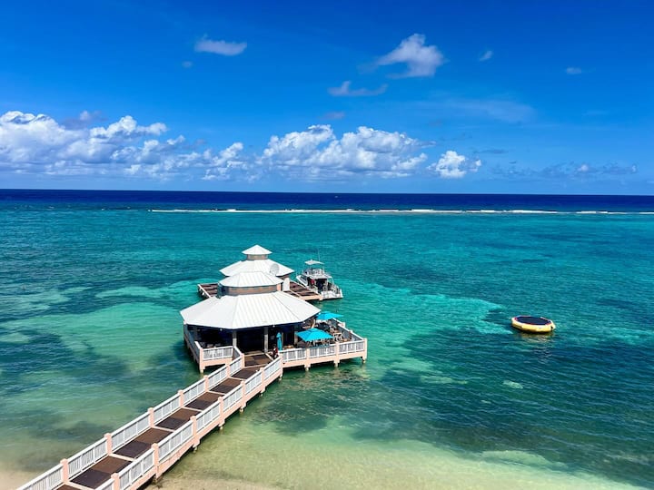 Huge 2-bed Oceanfront Penthouse - Cayman Islands