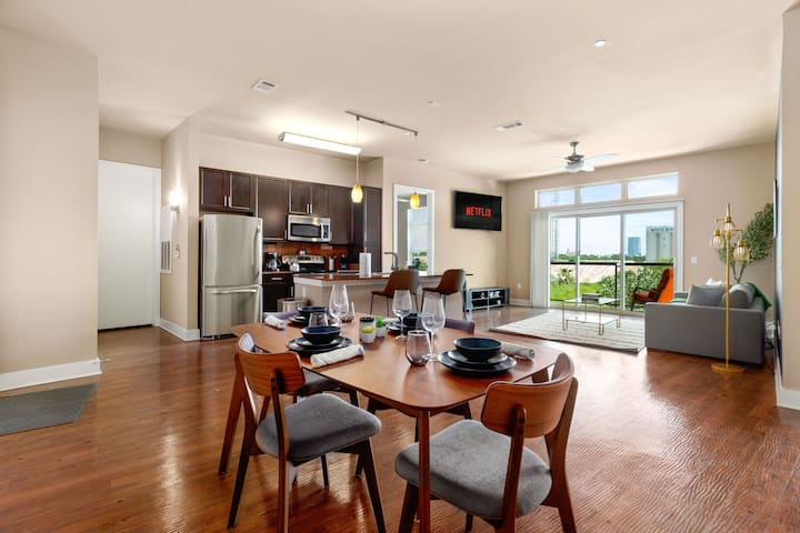 Stylish Rental With Pool And Private Balcony. - Alamo Heights, TX