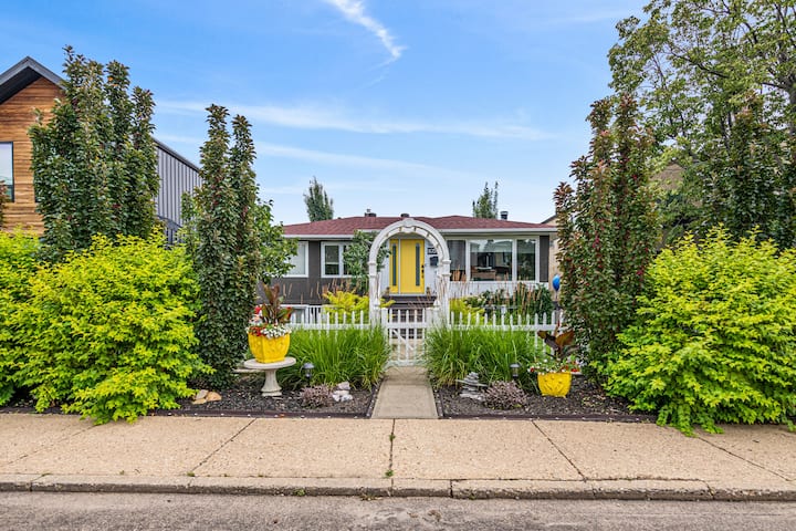 Garden View - Free Parking, Fireplace, Meticulous - Edmonton