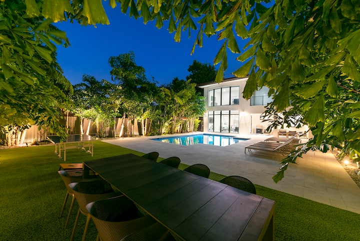 Modern Mediterranean Villa W/ Pool & Games - Doral, FL