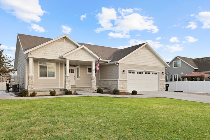 Beautiful, Spacious Modern Home - Sleeps 14 - West Jordan, UT