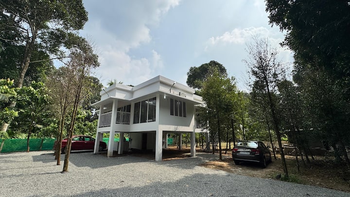 Two-bedroom Riverside House With A/c,ample Parking - Pala