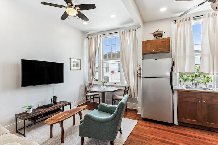 Smart 2br Overlooking Freret W/roof Deck & Parking - ニューオーリンズ, LA