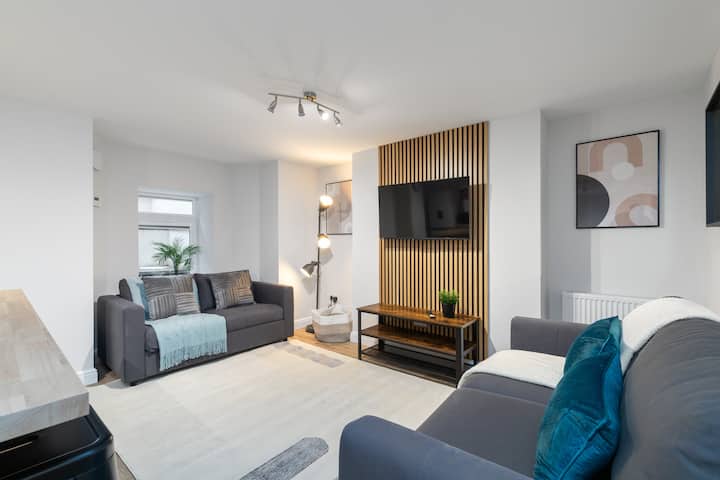 Luxury Lower-level One Bed Apt - 리즈