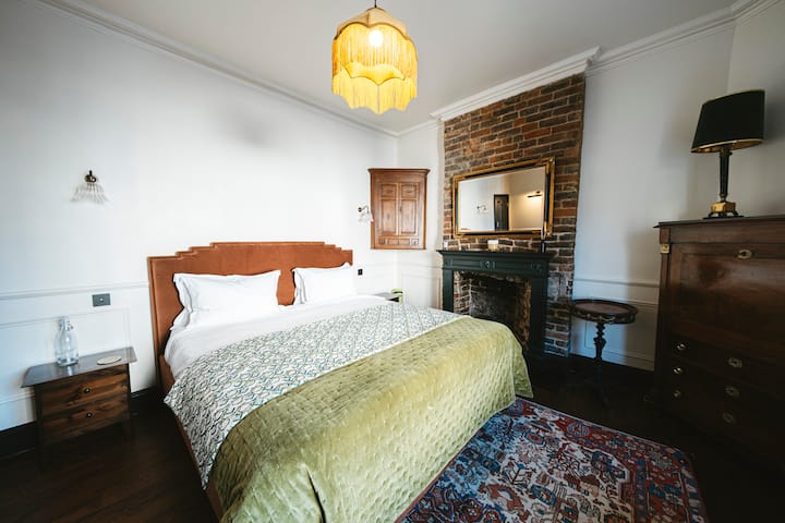 The Doghouse Inn Super King Size Bedroom - Hastings