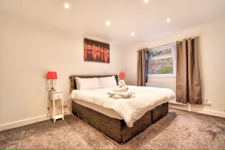 Amazing King Size Bedroom Maldon - Maldon, UK