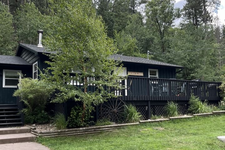 The Golden Slipper Cabin - Keystone, SD