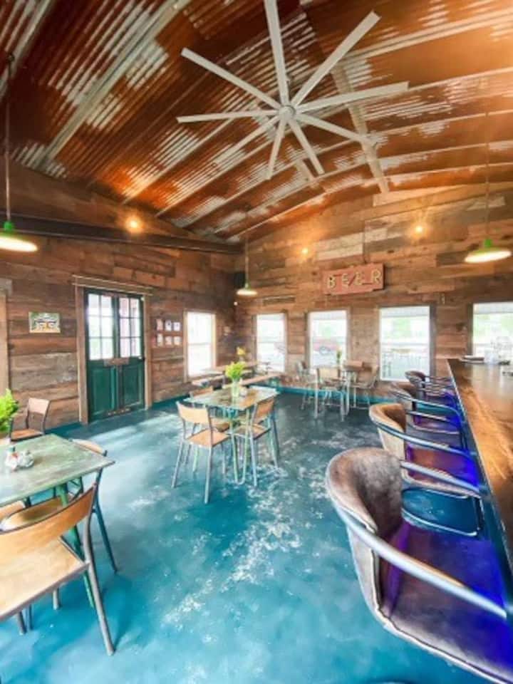The Vintage Hideaway Retreat - Round Top, TX