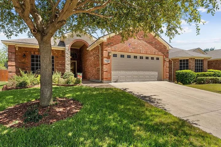 Lovely 3 Bed 2 Bath Plus Full Office + Sunroom! - Irving, TX